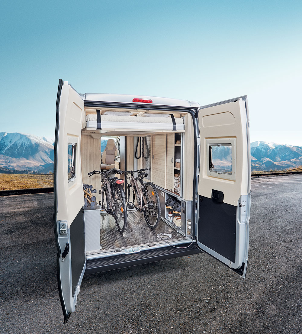 Fourgon aménagé Dreamer D60 avec lit pavillon arrière électrique